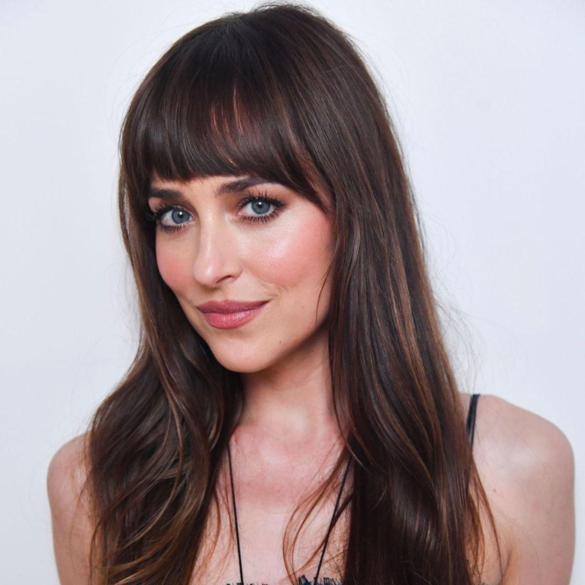 Dakota Johnson revela el secreto que le dio su abuela para pestañas más largas - Serzen