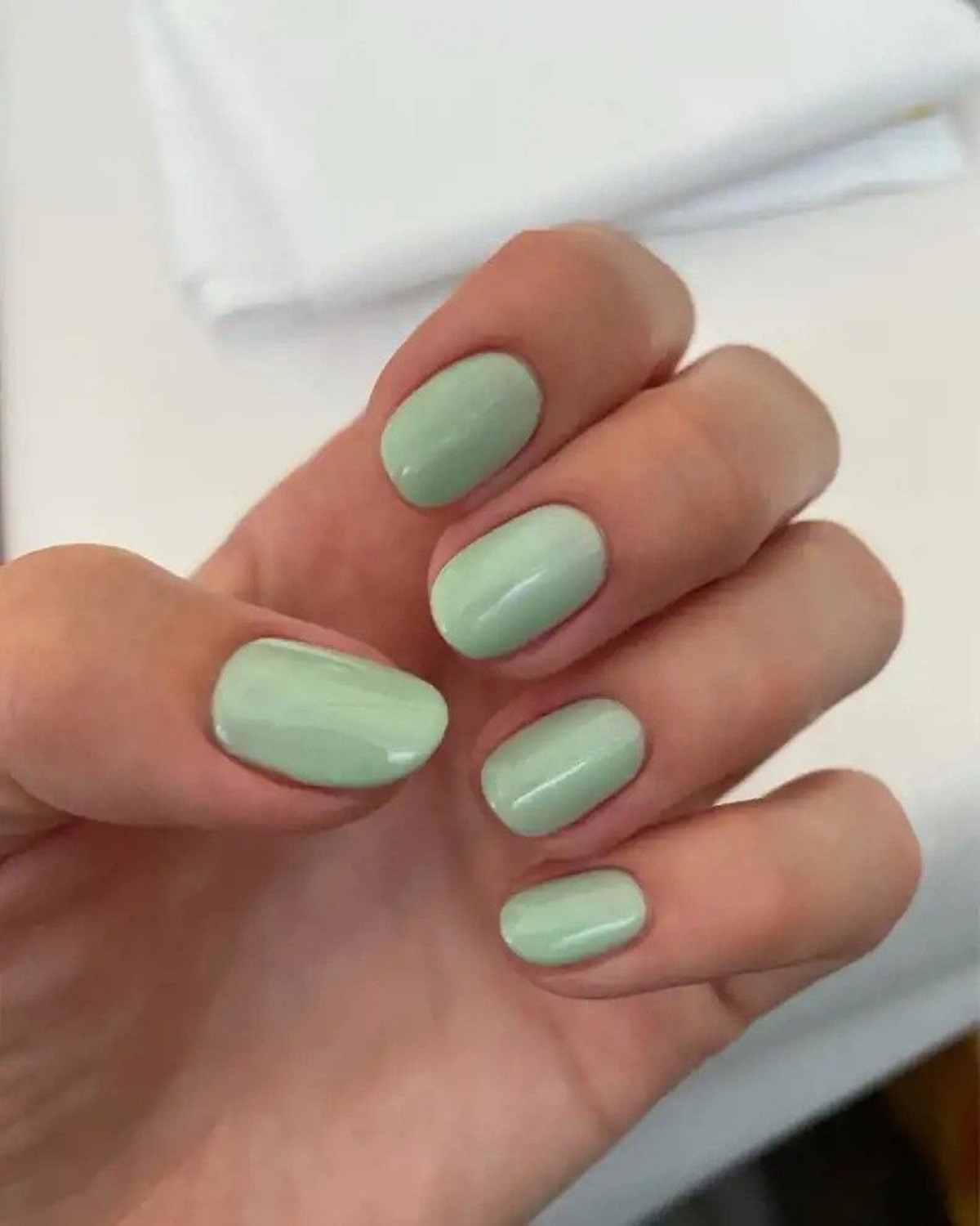 Diseños en color verde menta para tus uñas en verano - Serzen