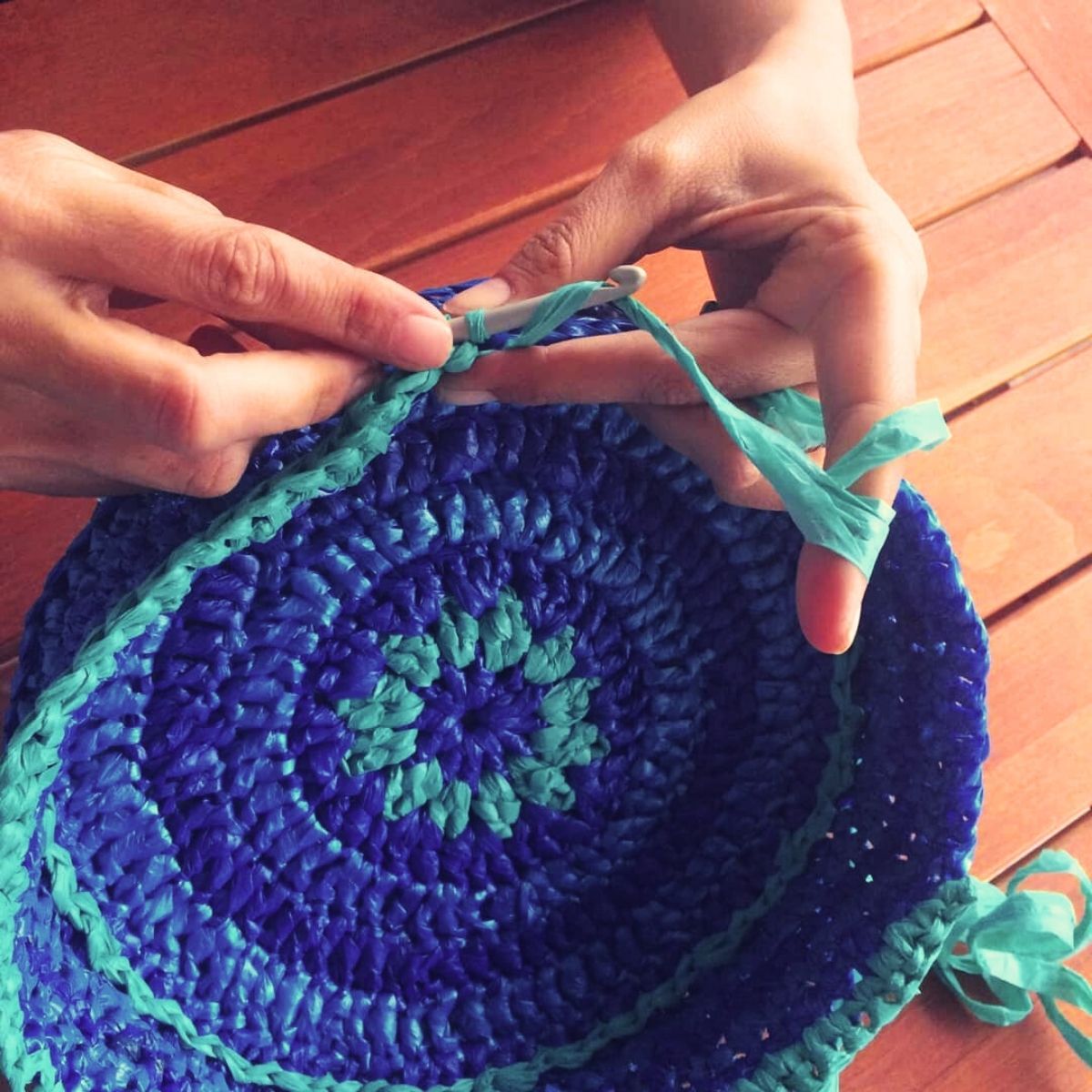 ¡No las tires! 3 formas de reciclar las bolsas de plástico - Serzen